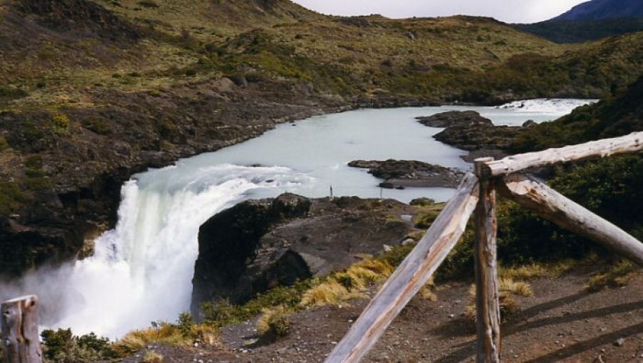 O Salto Grande é uma cachoeira no rio Paine, depois do Lago ...