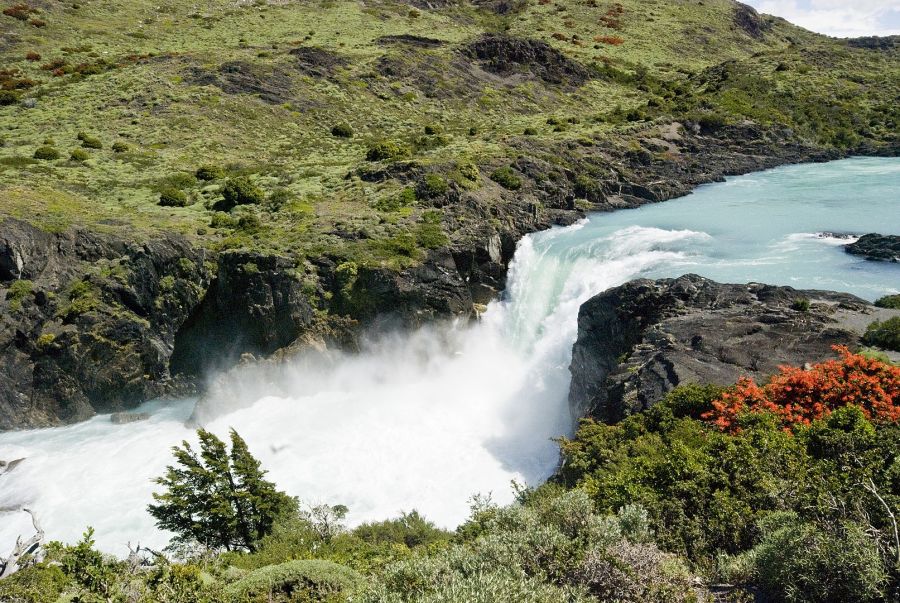 O Salto Grande é uma cachoeira no rio Paine, depois do Lago ...
